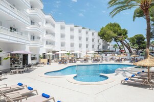 Piscina externa sazonal, funciona das 9h às 20h, guarda-sóis