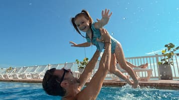 Piscina exterior, guarda-sóis, espreguiçadeiras