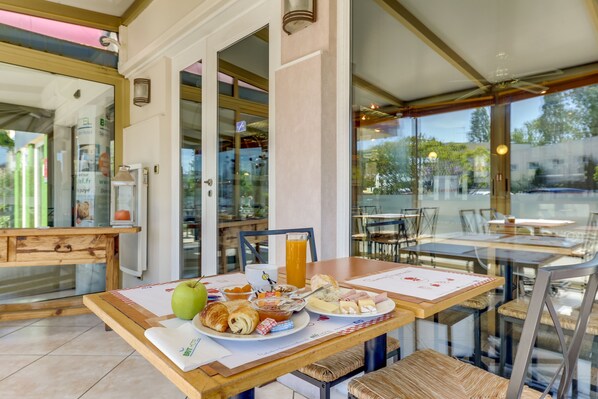 Pequeno-almoço tipo buffet diário (9 EUR por pessoa)