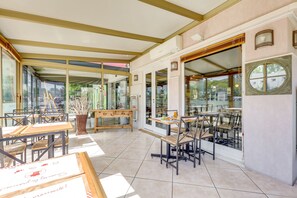 Pequeno-almoço tipo buffet diário (9 EUR por pessoa)