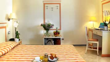 Minibar, cofre no quarto, secretária, cortinas/cortinados opacos