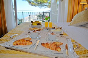 Roupa hipoalergénica, minibar, cofre no quarto, secretária