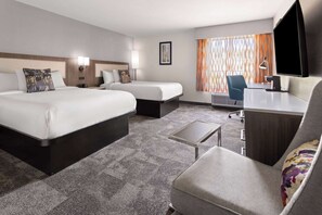 Quarto, 2 camas de casal, acessível, não fumadores (Tub with Grab Bars) | Roupa de alta qualidade, secretária, ferro/tábua de engomar