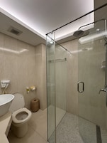 Quarto Duplo Standard, 1 cama king-size | Casa de banho | Um polibã, um chuveiro fixo, um secador de cabelo, um bidé