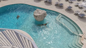 Piscina externa sazonal, funciona das 10h às 18h, guarda-sóis