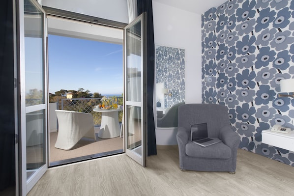 Standard Double Room, Balcony, Partial Sea View | Roupas de cama antialérgicas, edredons de pluma, frigobar