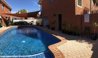 Piscina externa, funciona das 8h30 às 20h, guarda-sóis, espreguiçadeiras