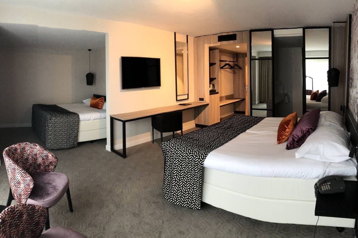 Roupas de cama premium, edredons de pluma, frigobar, cofres nos quartos