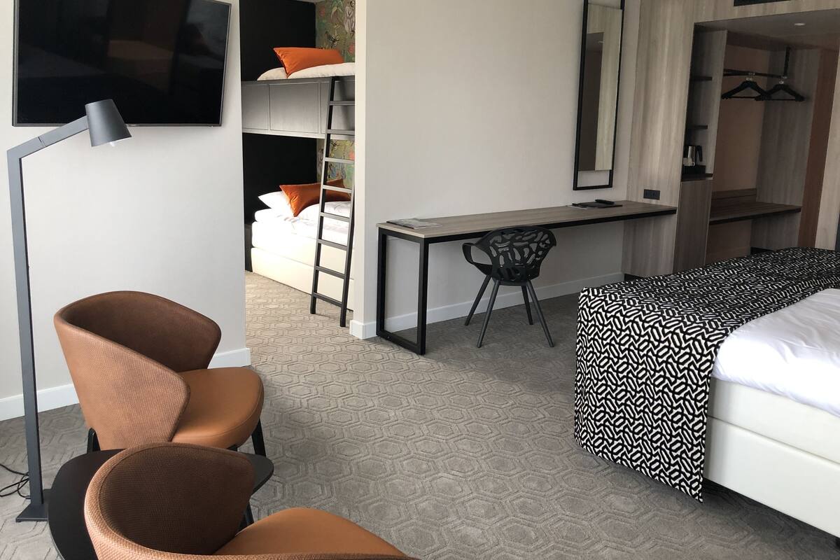 Roupas de cama premium, edredons de pluma, frigobar, cofres nos quartos