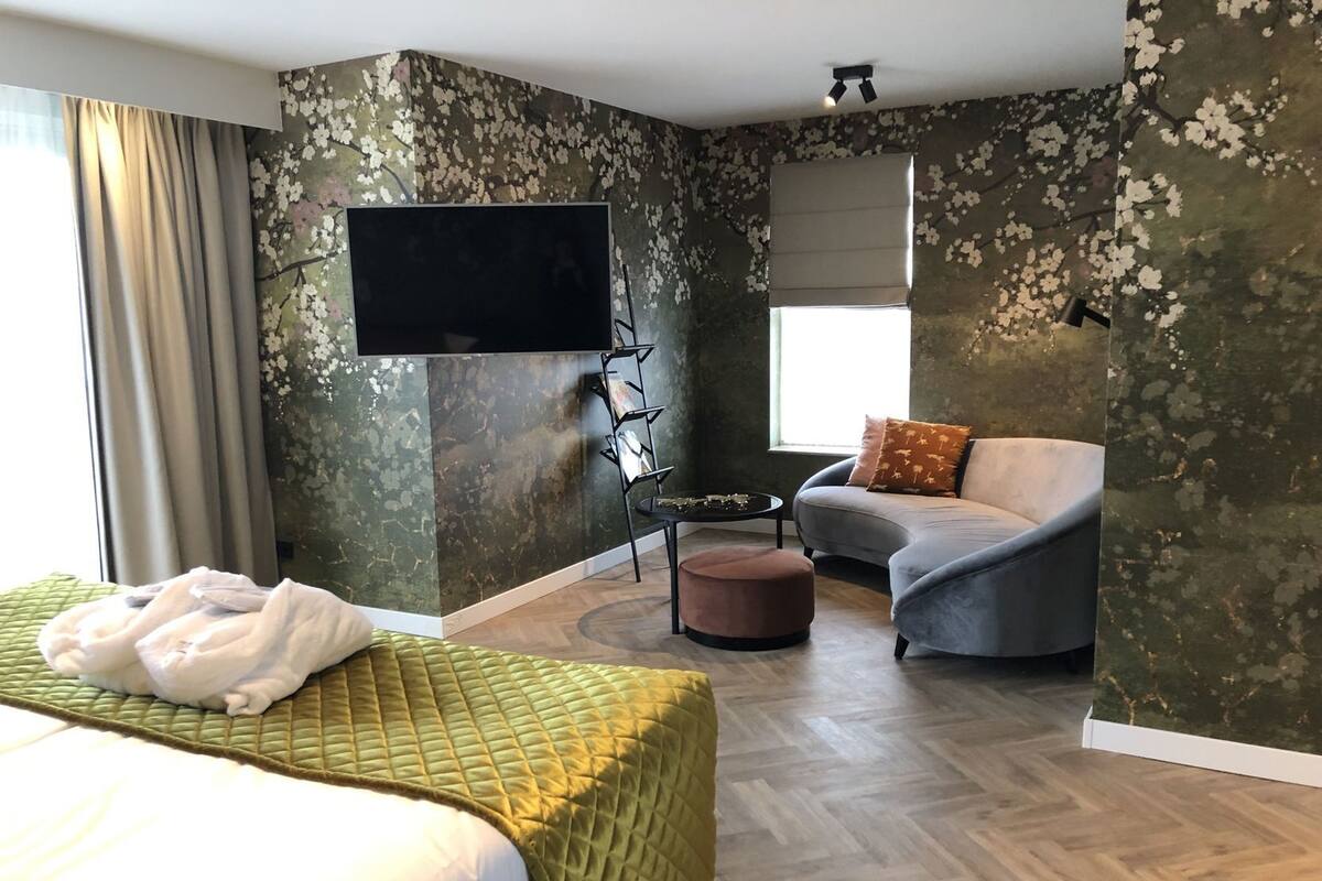 Roupas de cama premium, edredons de pluma, frigobar, cofres nos quartos