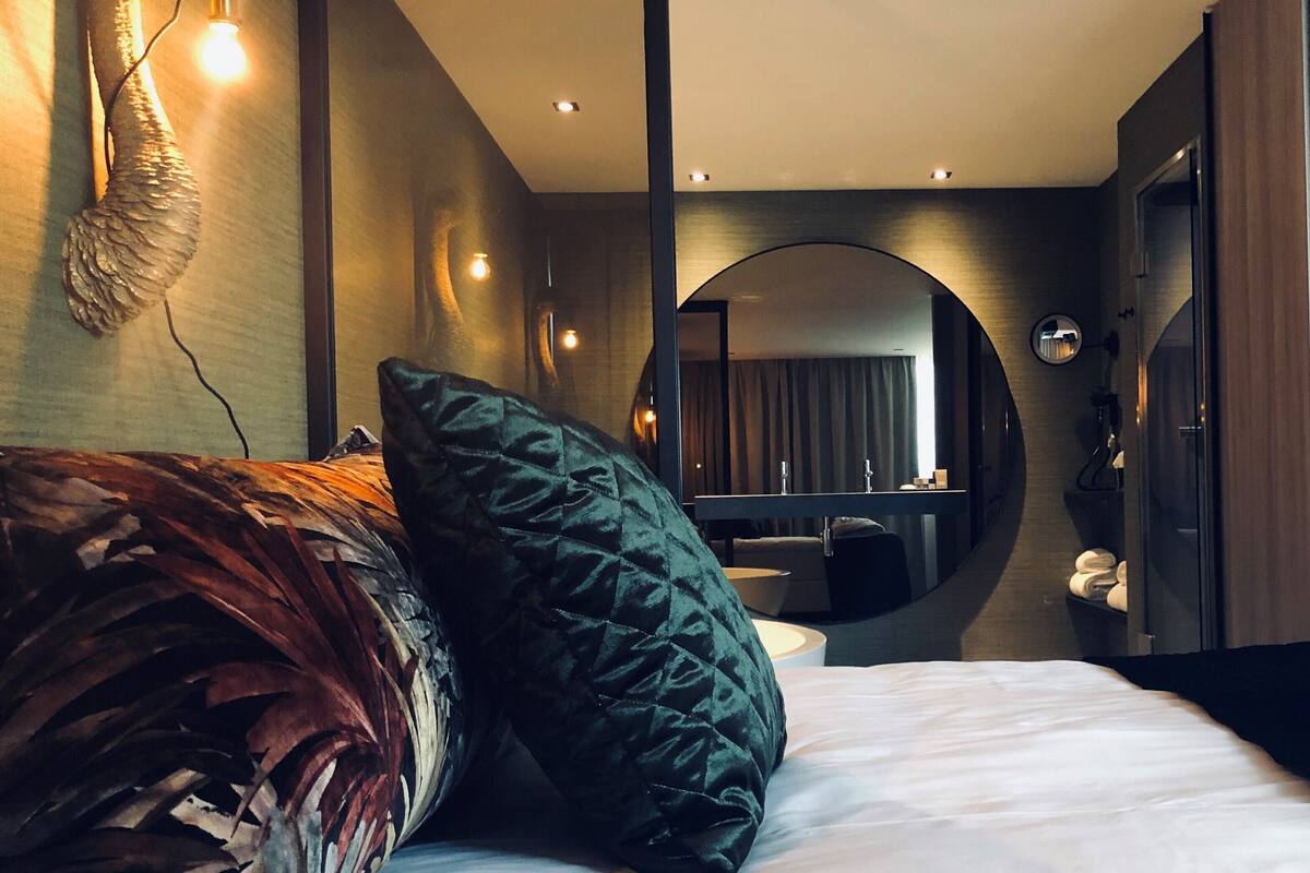 Roupas de cama premium, edredons de pluma, frigobar, cofres nos quartos