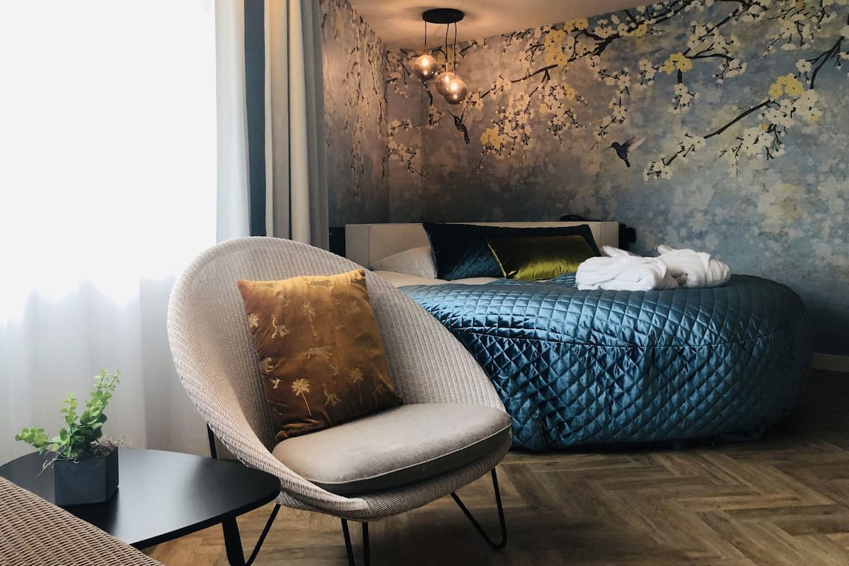 Roupas de cama premium, edredons de pluma, frigobar, cofres nos quartos