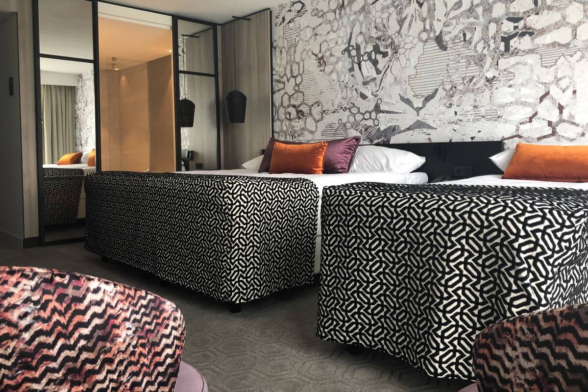 Roupas de cama premium, edredons de pluma, frigobar, cofres nos quartos