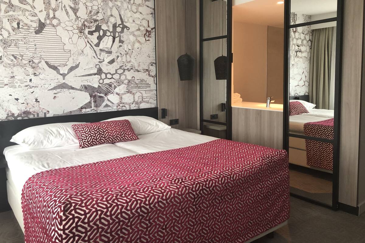 Roupas de cama premium, edredons de pluma, frigobar, cofres nos quartos