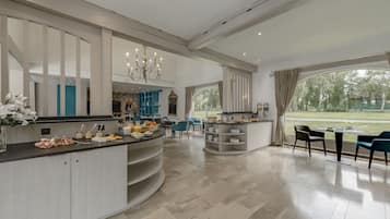 Café da manhã com buffet todos os dias (EUR 16 por pessoa)