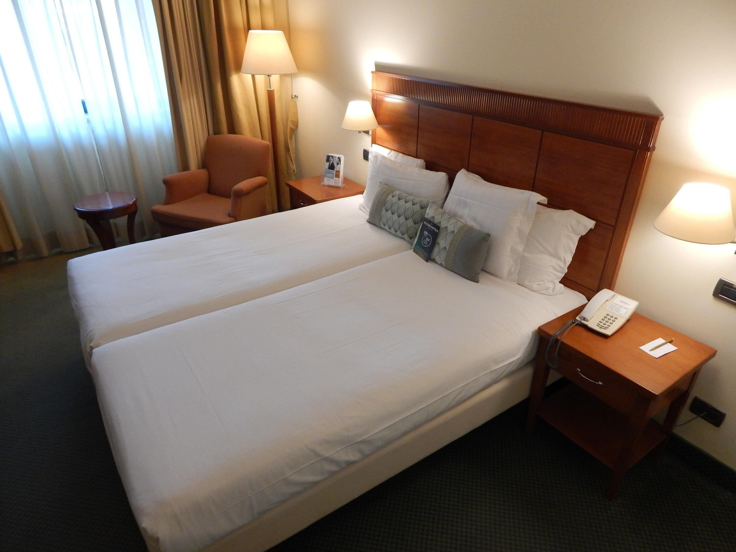 Quarto, 1 cama queen-size, acessível | Roupa de alta qualidade, minibar, cofre no quarto, secretária 