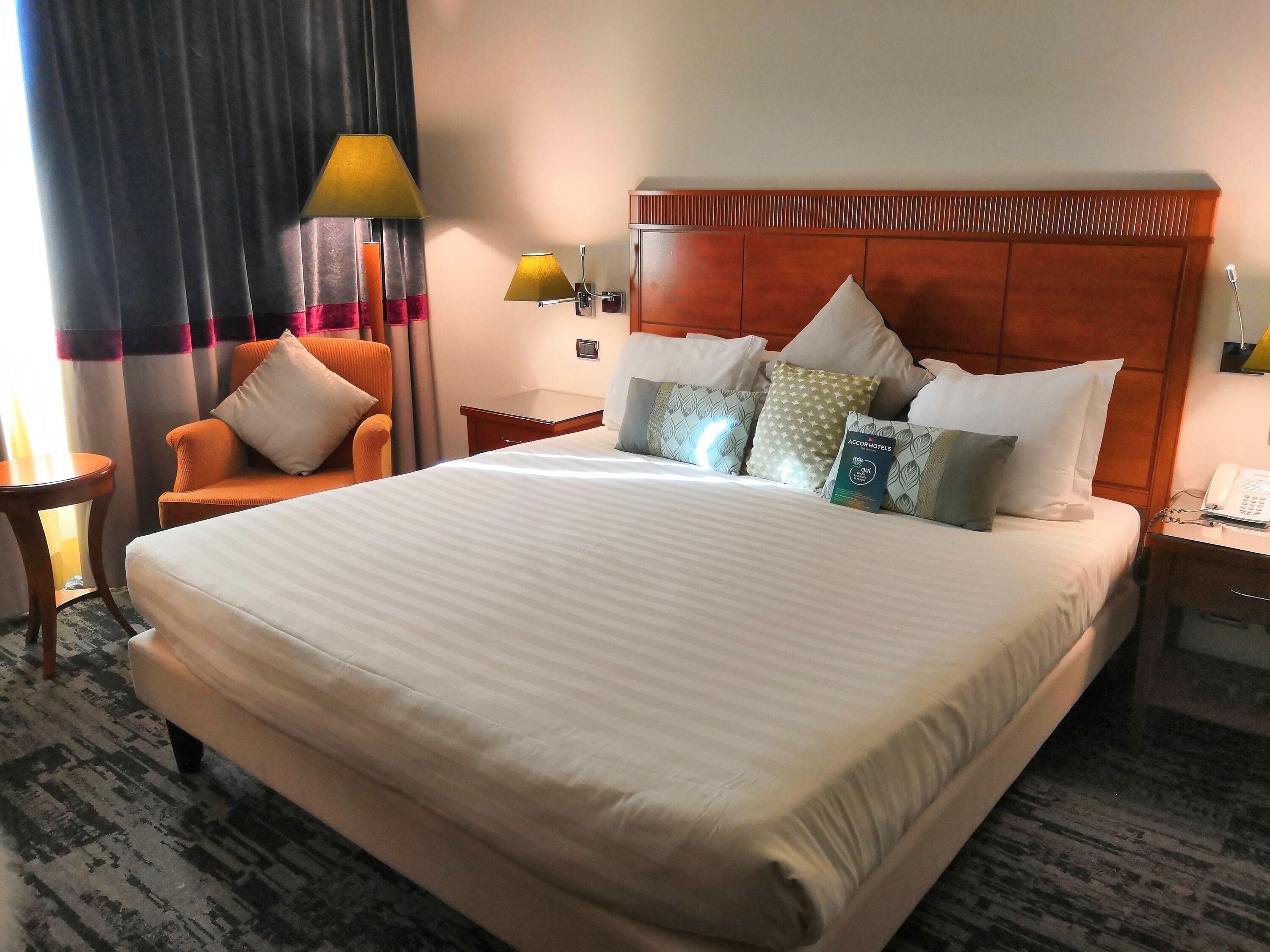 Quarto Familiar, 2 camas de casal | Roupa de alta qualidade, minibar, cofre no quarto, secretária 