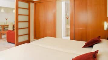 Quarto família | Frigobar, cofres nos quartos, escrivaninha