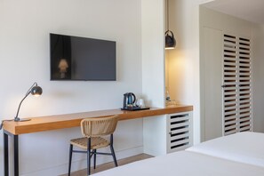 Quarto casal superior, sacada, vista para a piscina | Cofres nos quartos, escrivaninha, ferros/tábuas de passar roupa