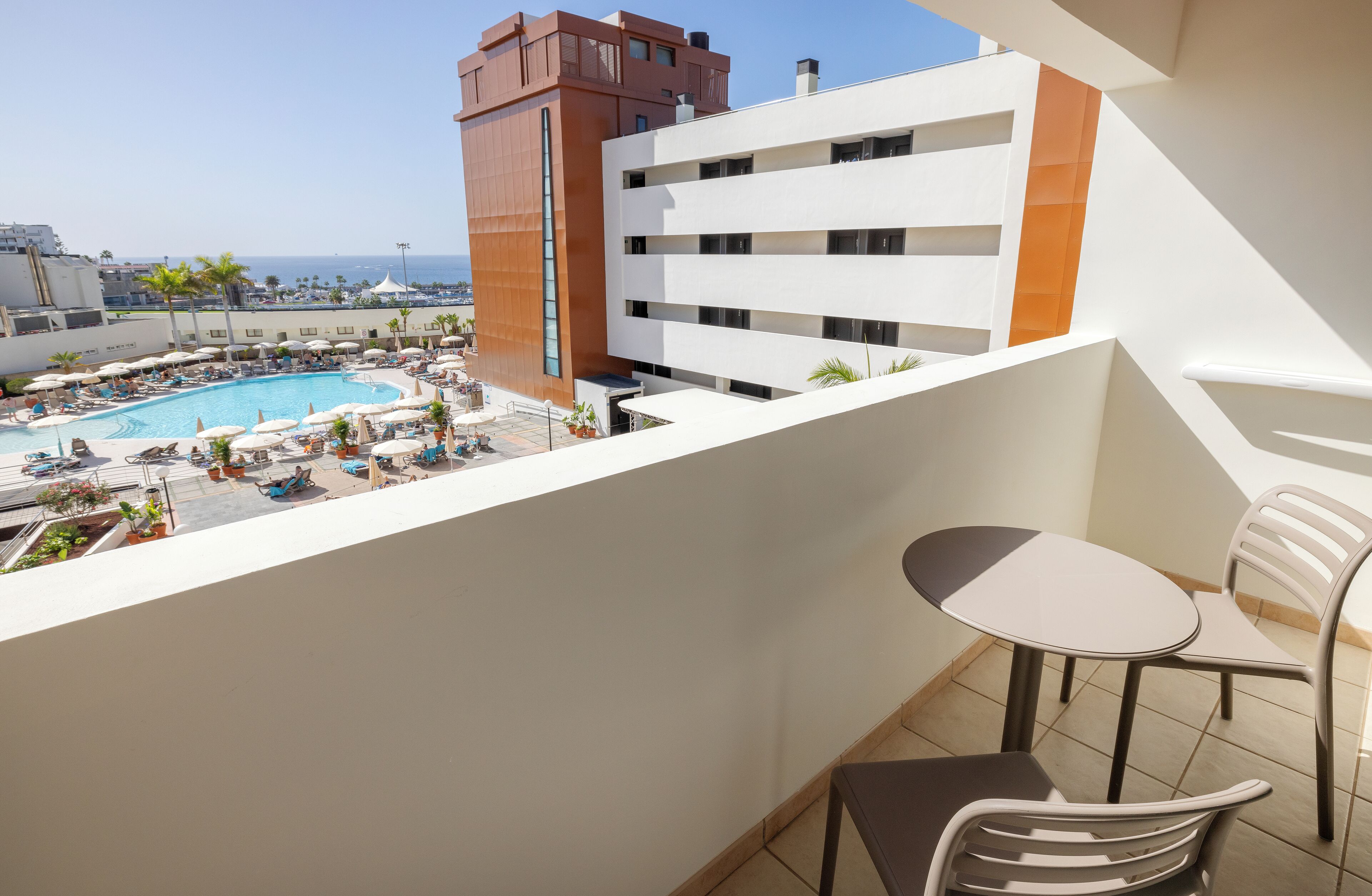 Quarto casal superior, sacada, vista para a piscina | Vista do quarto