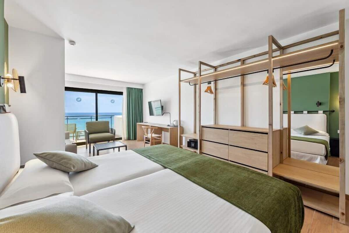 Minibar, cofre no quarto, secretária 