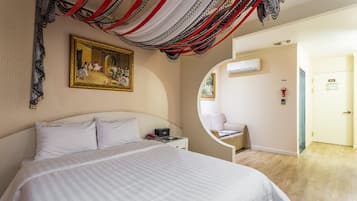 Quarto casal luxo, 1 cama Queen | Frigobar, cofres nos quartos, escrivaninha, cortinas blackout