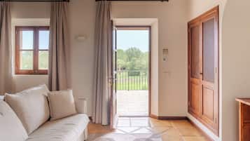Suíte presidencial (Complimentary golf course access) | Área de estar | TV de tela plana 43 polegadas com canais via satélite