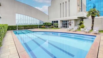 Piscina externa, espreguiçadeiras