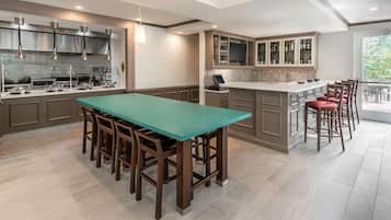 Pequeno-almoço tipo buffet diário (16.00 USD por pessoa)