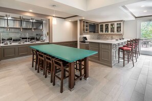 Pequeno-almoço tipo buffet diário (16.00 USD por pessoa) 