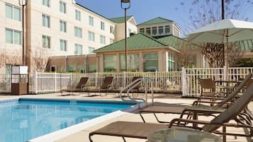 Piscina exterior, da(s) 9:00 à(s) 22:00, espreguiçadeiras