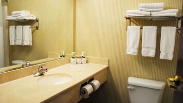 Quarto, 1 cama king-size, não fumadores | Casa de banho | Artigos de higiene pessoal grátis, um secador de cabelo 