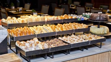 Café da manhã com buffet diário (BRL 88 por pessoa)