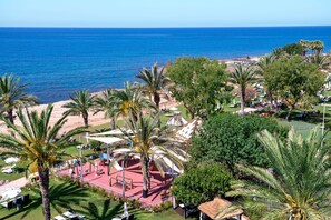 Na praia, toldos de praia (sobretaxa), espreguiçadeiras 