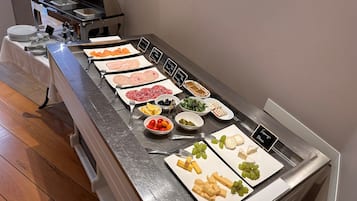 Pequeno-almoço continental diário (14 EUR por pessoa)