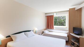 Quarto, várias camas | Cofre no quarto, secretária, quartos insonorizados