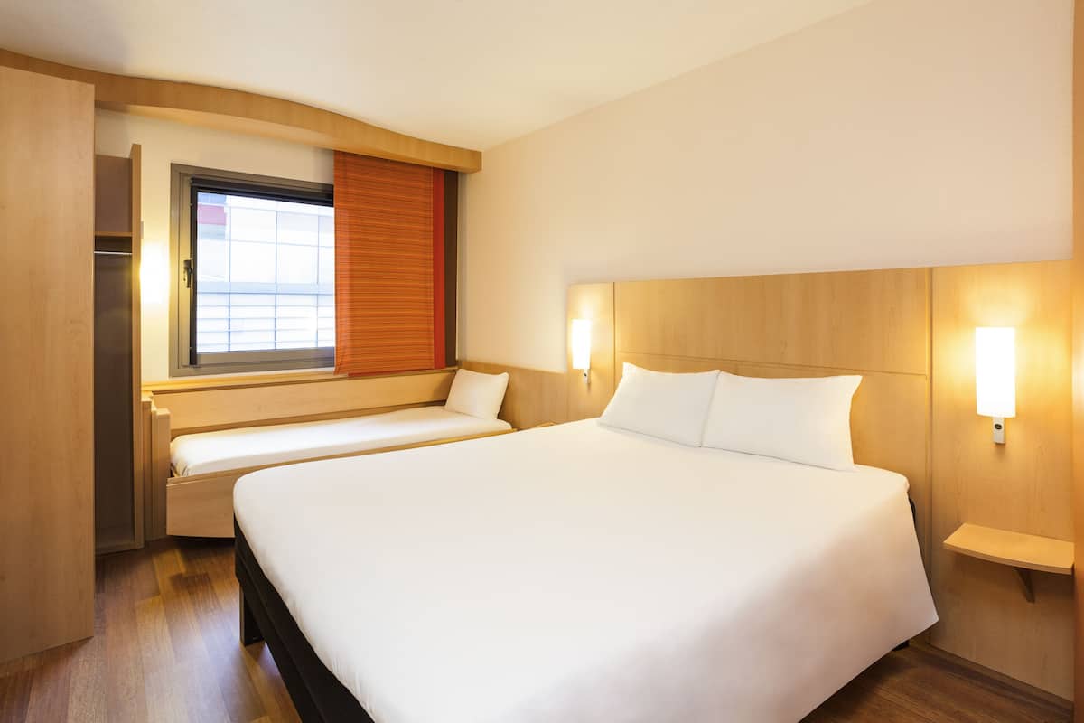 Quarto, várias camas | Cofre no quarto, secretária, quartos insonorizados