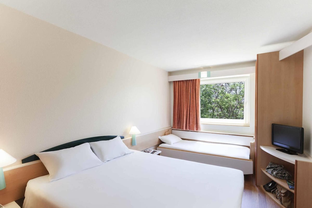Quarto, várias camas | Cofres nos quartos, escrivaninha, quartos à prova de som