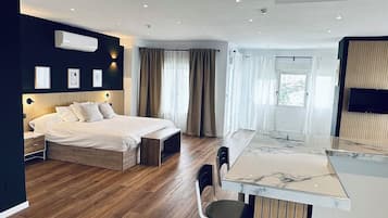 Suite-Estúdio Deluxe, 1 quarto, vista para o mar | Roupa hipoalergénica, cofre no quarto, cortinas/cortinados opacos