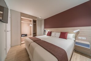 Apartamento Superior, 1 quarto | Cofre no quarto, secretária