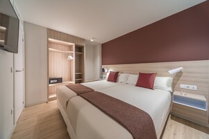 Apartamento Superior, 1 quarto | Cofre no quarto, secretária 