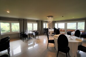 Pequeno-almoço tipo buffet diário incluído 