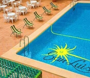 Piscina externa, funciona das 10h30 às 20h30, espreguiçadeiras