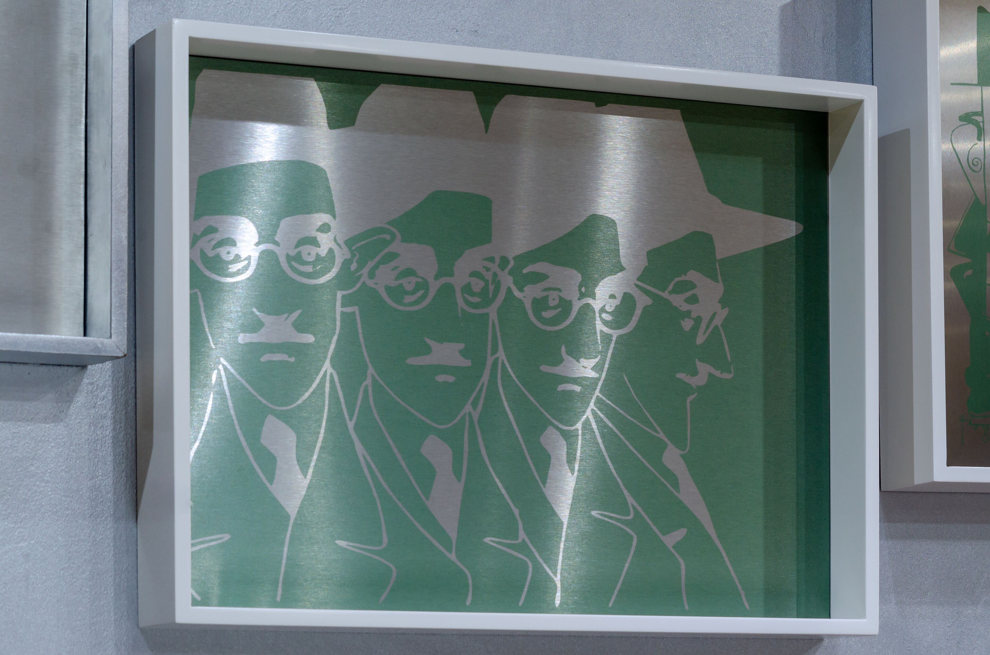 Uma obra de arte emoldurada com figuras abstratas.