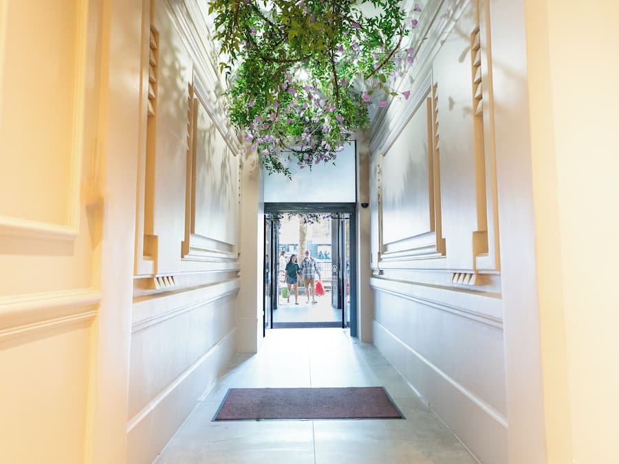 Camas com colchões de espuma com sistema de memória, frigobar