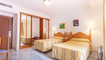 Escrivaninha, cortinas blackout, Wi-Fi de cortesia, roupa de cama