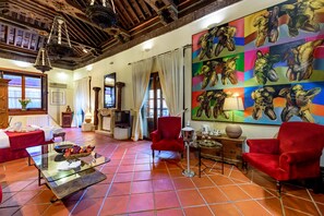 Suite, varanda | Minibar, cofre no quarto, com decoração personalizada, secretária 