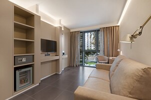 Frigobar, cofres nos quartos, escrivaninha