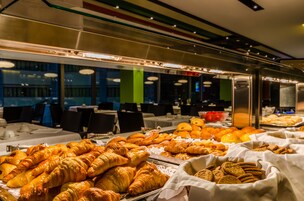 Café da manhã continental todos os dias (EUR 15 por pessoa) 