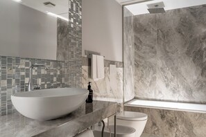 Quarto premium (Rooftop) | Banheiro | Banheira de imersão, chuveiro com efeito de chuva